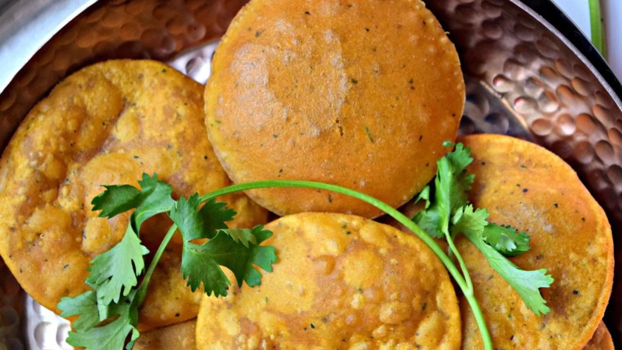 Crispy Aloo Puri Recipe: Make Perfect, Puffy Potato Puris At Home Daily ...