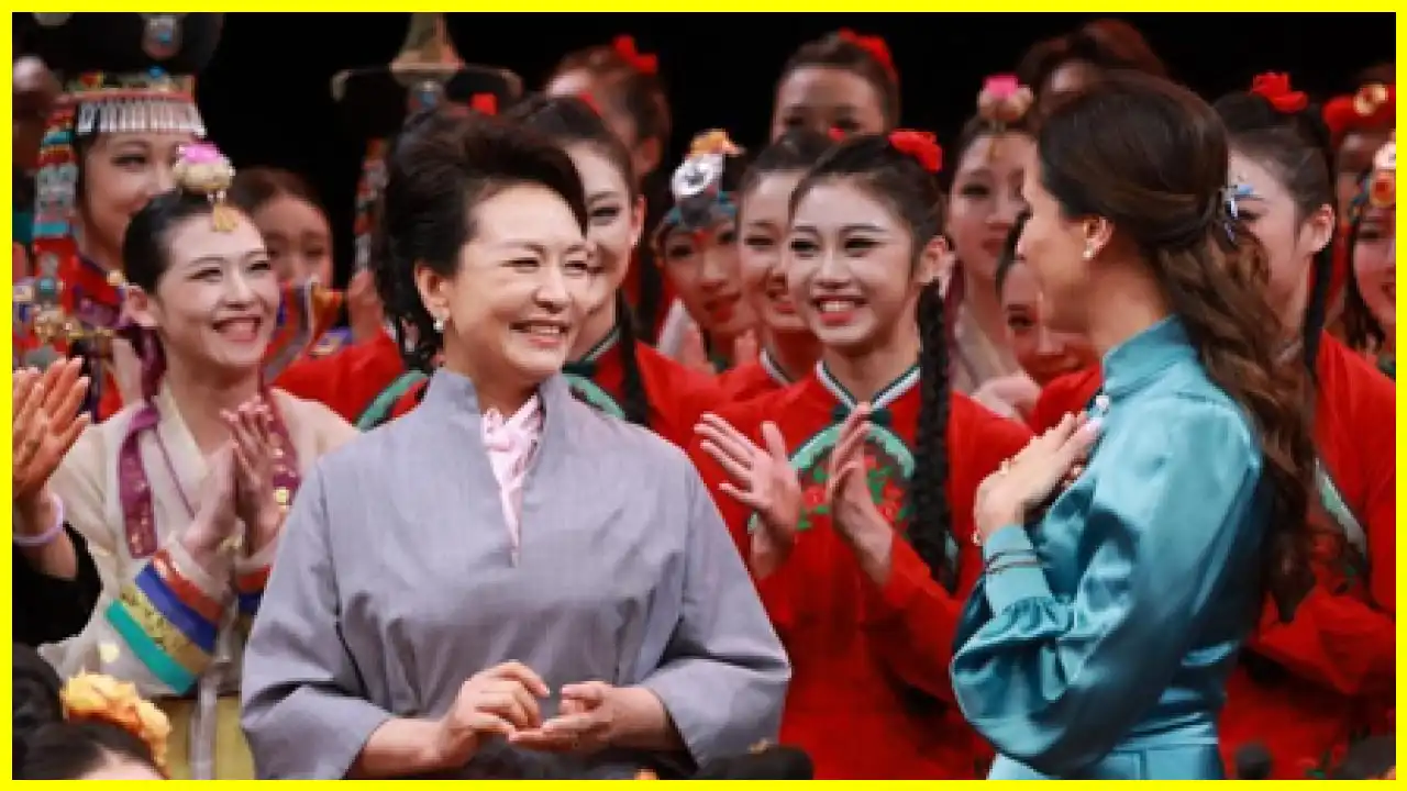 First Ladies of China and Serbia Visit Beijing Dance Academy