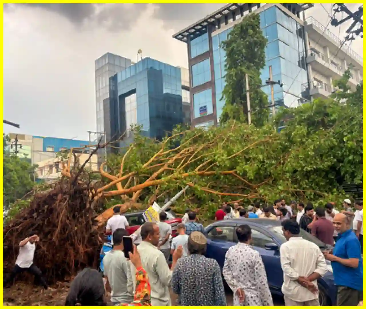 Sudden Storm and Rain Bring Relief but Cause Traffic Chaos in Noida